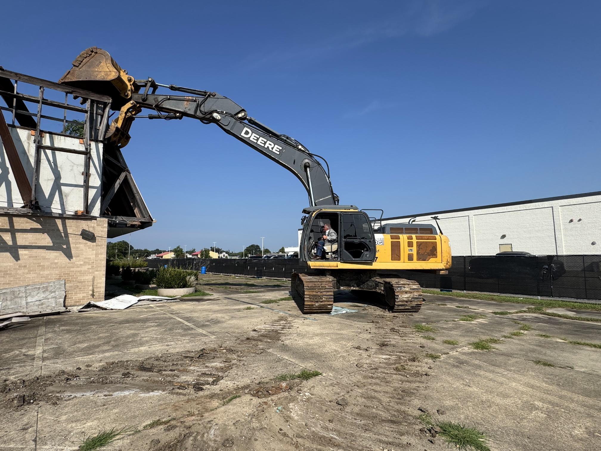 Demolition begins on iconic Kirschman’s furniture store, destroyed by ...