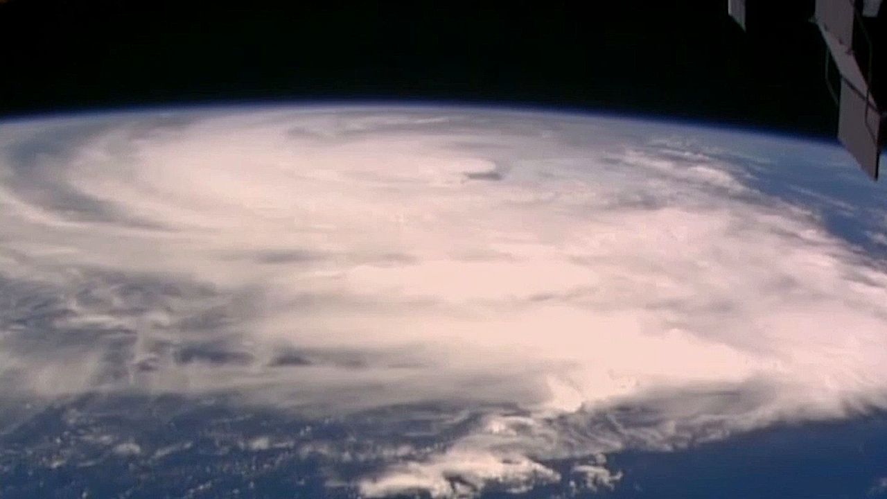 L'ouragan Erin filmé depuis l'espace alors qu'il s'approche de la côte ...