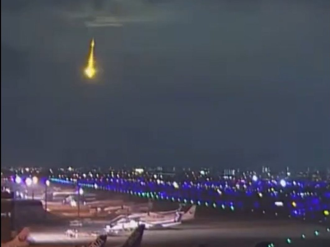 Meteor or fireball? Mysterious ball of light illuminates night sky