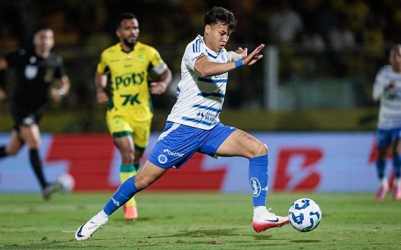 Cruzeiro faz mais gols no primeiro tempo e leva mais no segundo