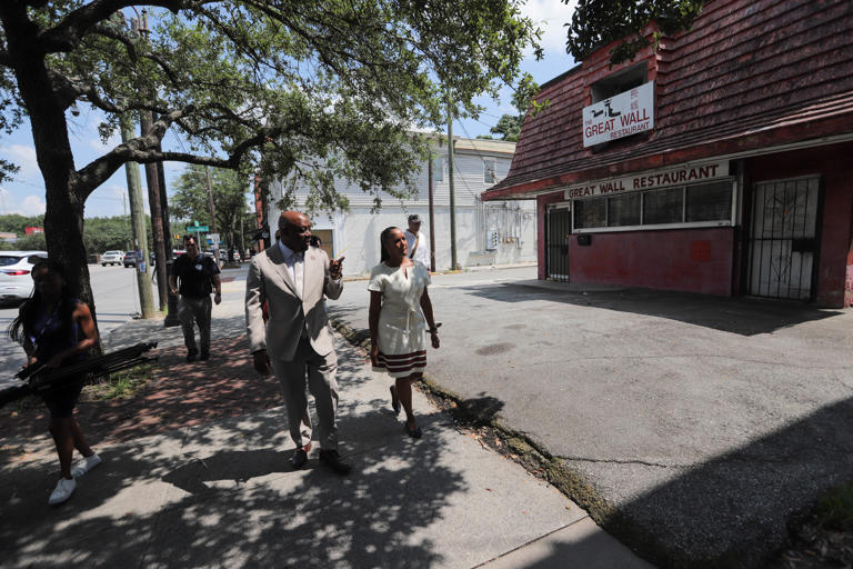 Keisha Lance Bottoms hits Savannah for gubernatorial campaign, flanked ...
