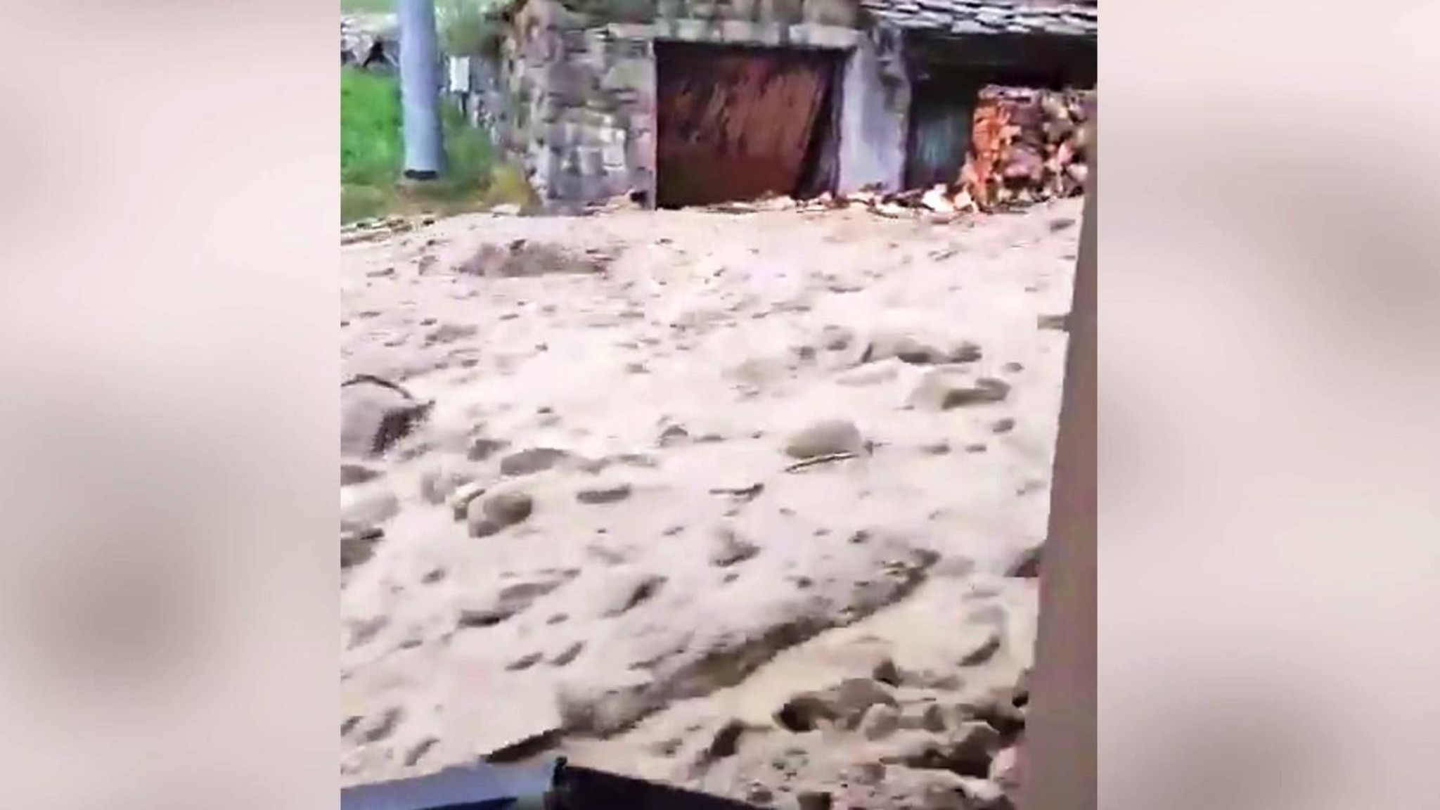 Maltempo in Valle d’Aosta: il video della colata di fango e detriti a ...