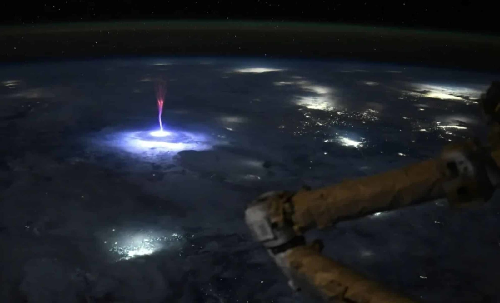 NASA Astronaut Snaps Ultra-Rare ‘Gigantic Jet’ From Space in Once-in-a ...