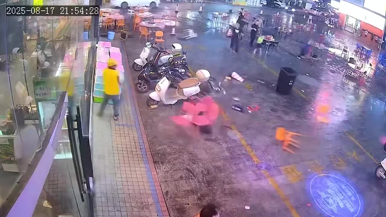 Violent storm blows over tables and chairs in China
