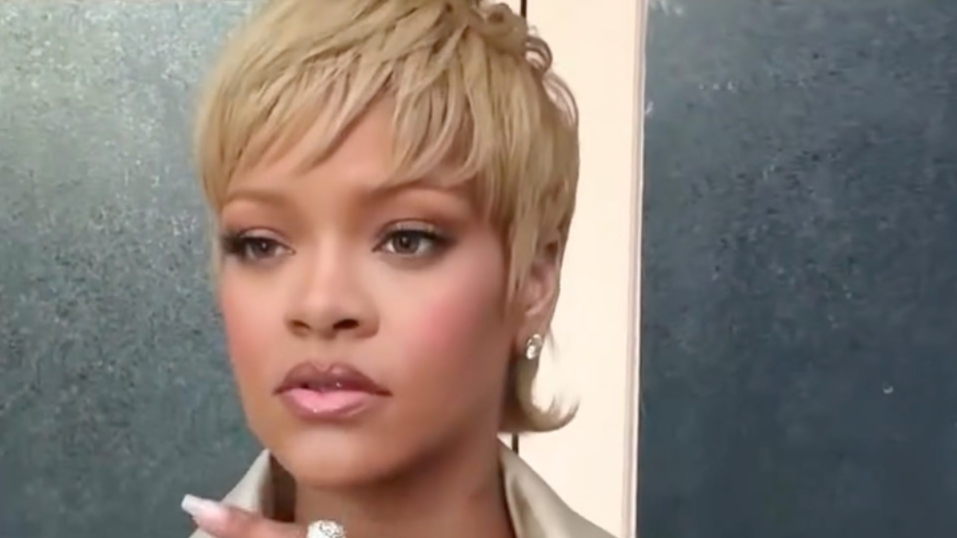 A 37 anni, Rihanna incinta opta per look sia eleganti che casual