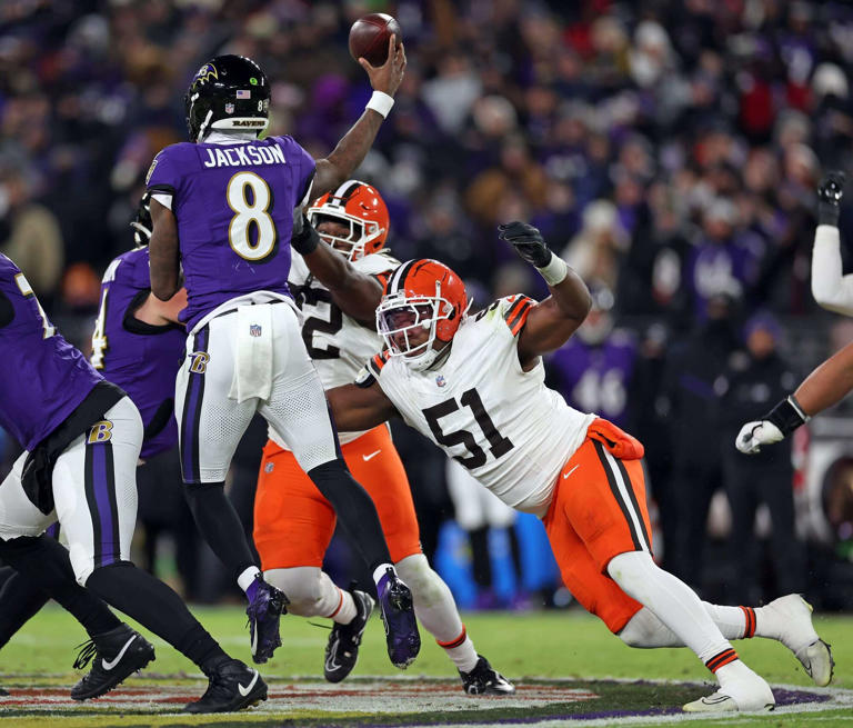 Browns cornerback Denzel Ward leaves practice; defensive tackle Mike ...