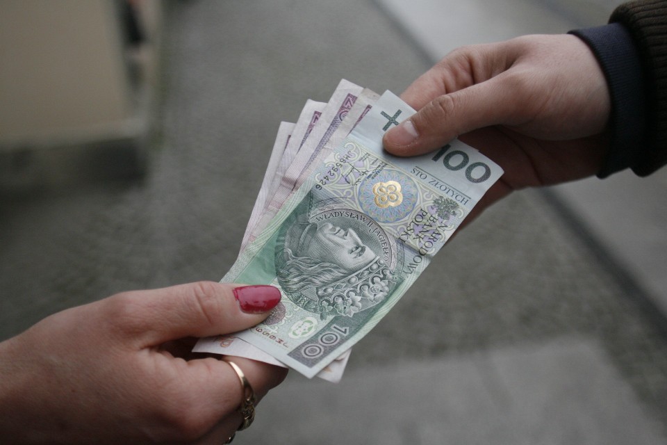 Seniorzy z Torunia padli ofiarą oszusta. Kupili za kilka tysięcy zestaw ...
