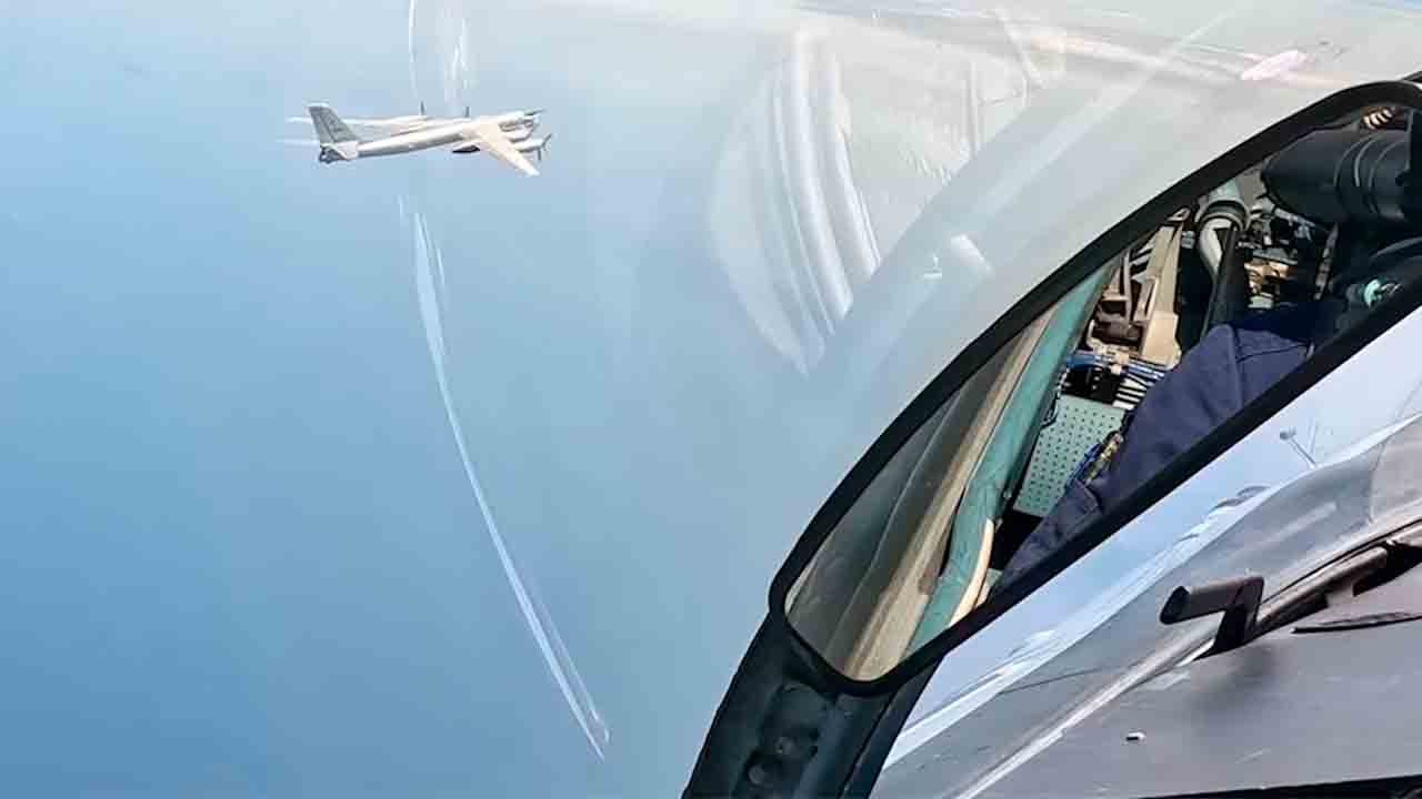 Video: Russiske strategiske bombefly Tu-95MS gennemfører flyvning over ...