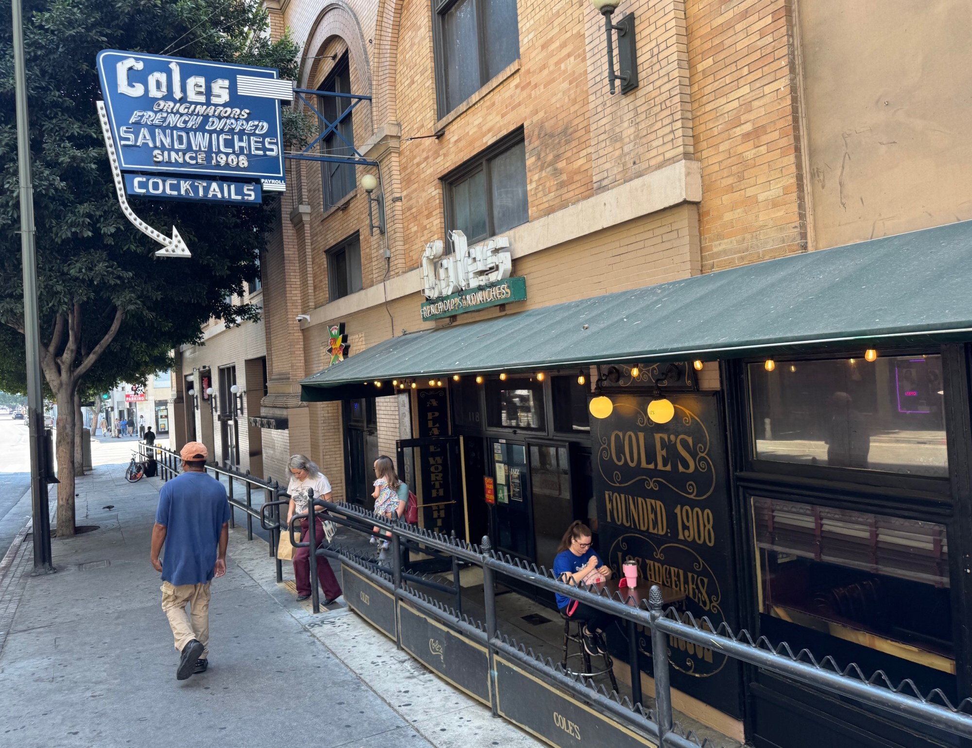 At Cole’s French Dip, one last lunch amid early LA atmosphere