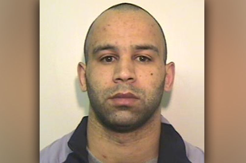 Prisoner held hand of Gooch gang boss Lee Amos as he clutched chest in ...