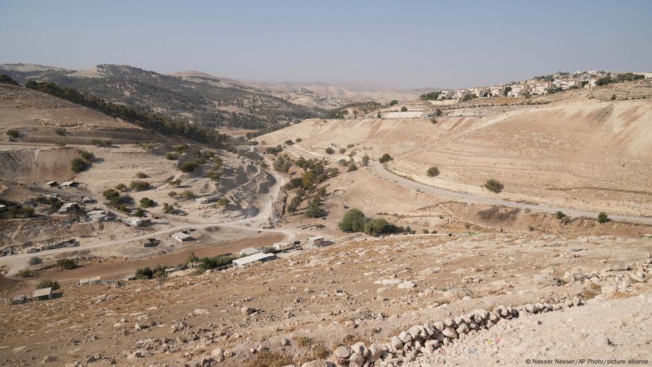 Israel approves controversial West Bank settlement plan