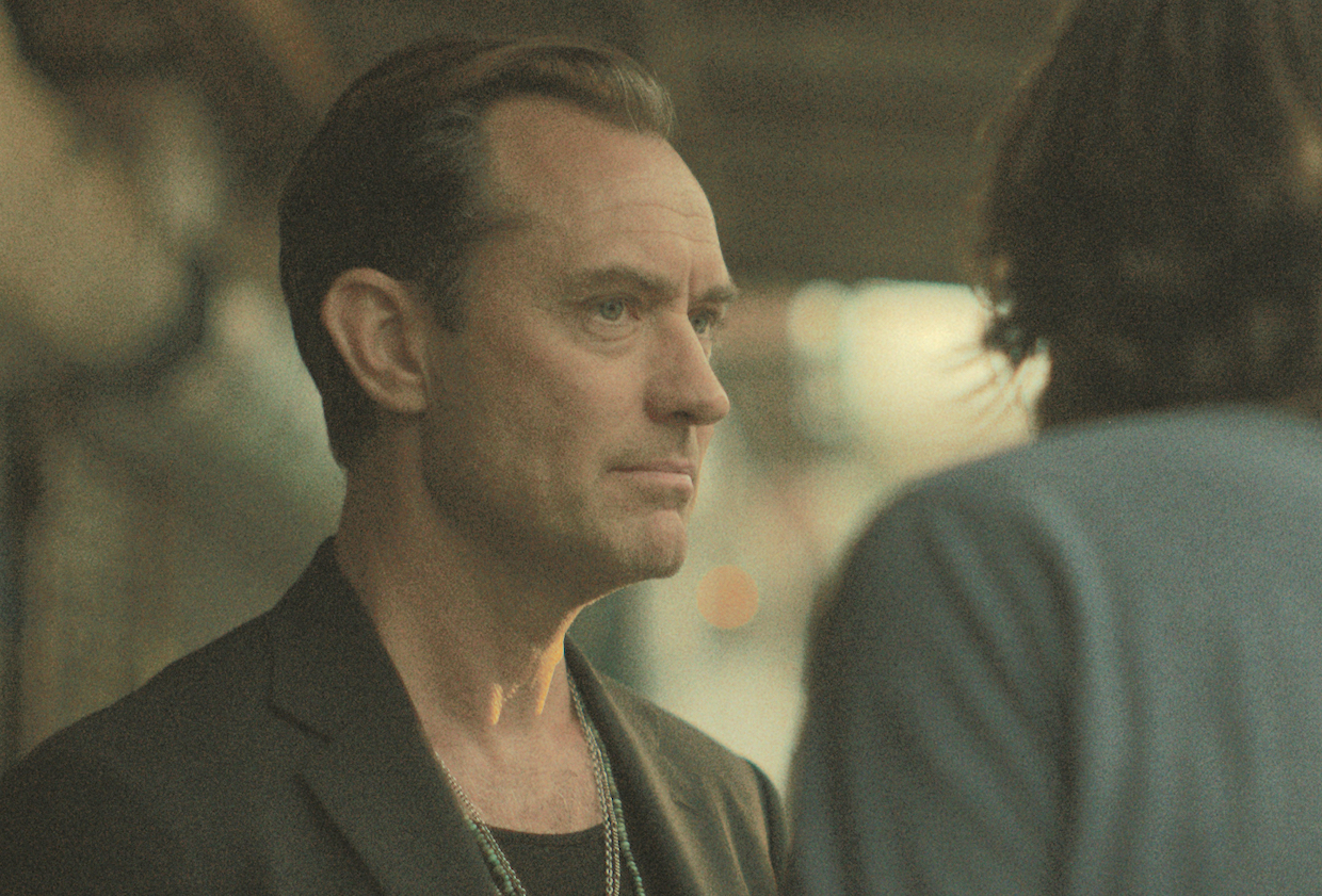 Jason Bateman Brings Danger to Brother Jude Law's Doorstep in Netflix ...