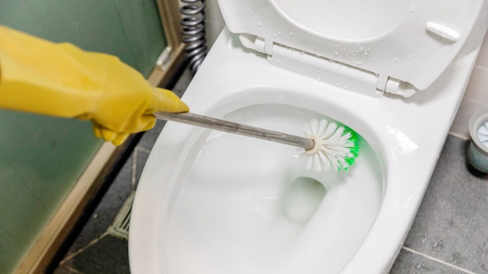Urinstein in der Toilette? Diese 5 Hausmittel helfen