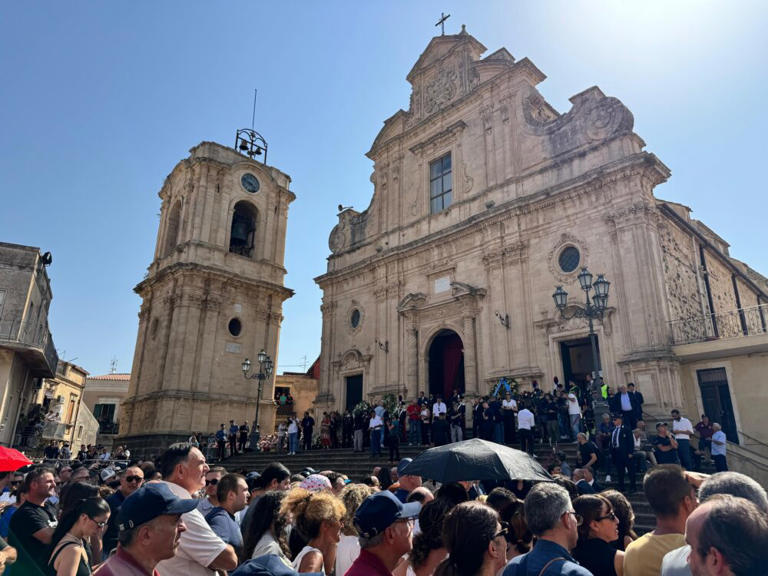 Funerali di Pippo Baudo in diretta da Militello: terminata la cerimonia ...