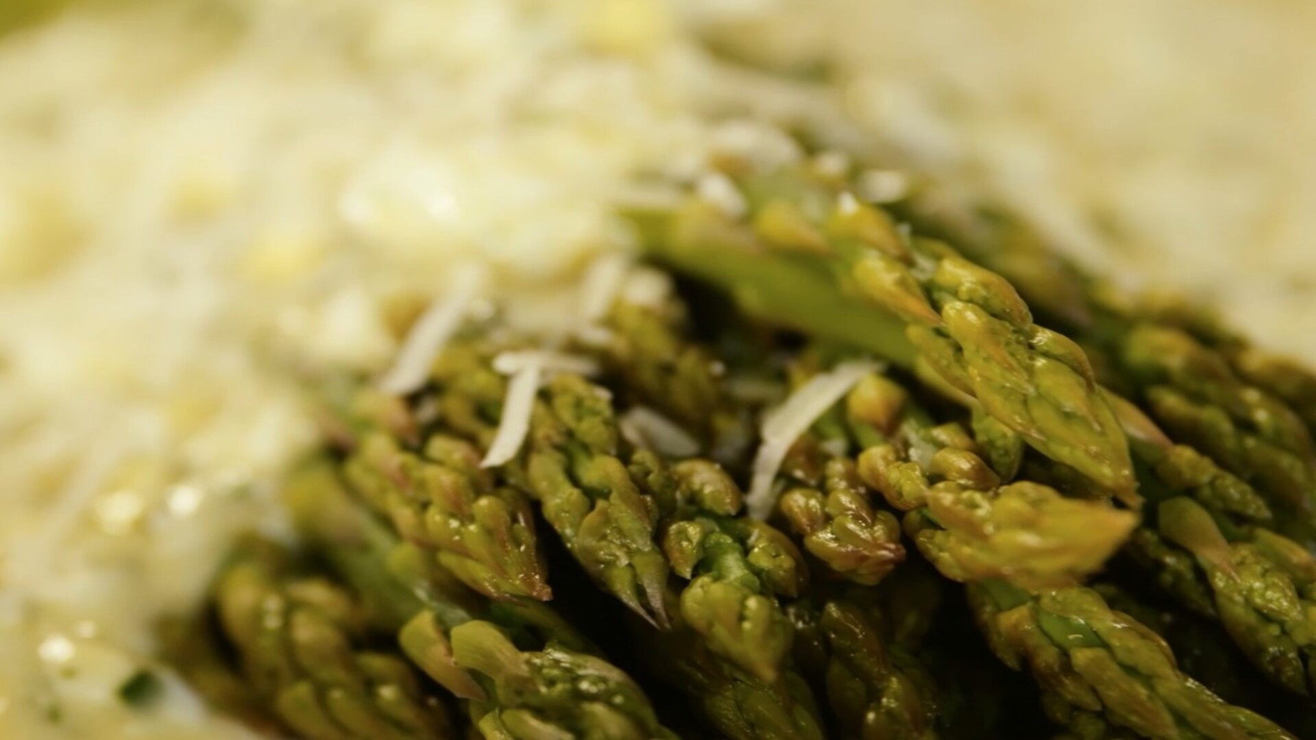 Espargos deliciosos com toque de parmesão