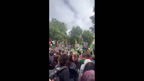 UK: Hundreds Rally as Kneecap Rapper Mo Chara Faces London Court Over ...