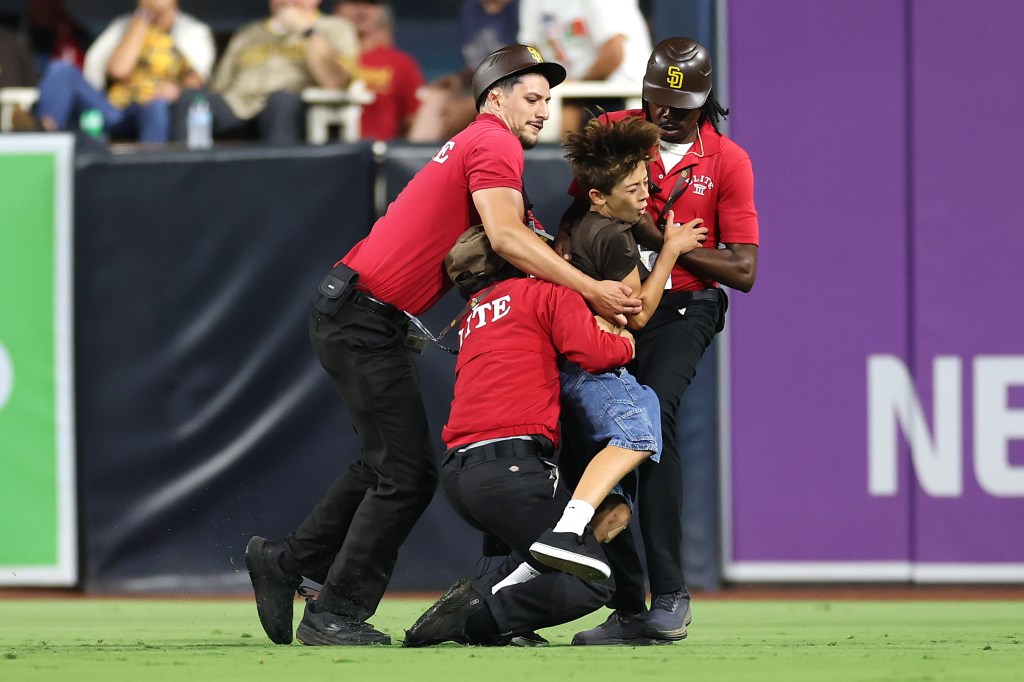Young kid tackled by Padres security after invading field — and fans ...