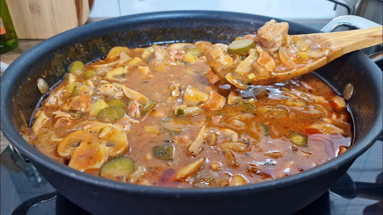 Exklusives Gulasch mit Fleisch und Gemüse! Bereiten Sie ein tolles ...