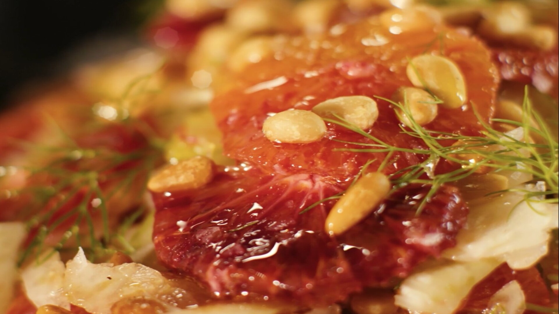 Salada de funcho fresco e laranja sanguínea com pinhões