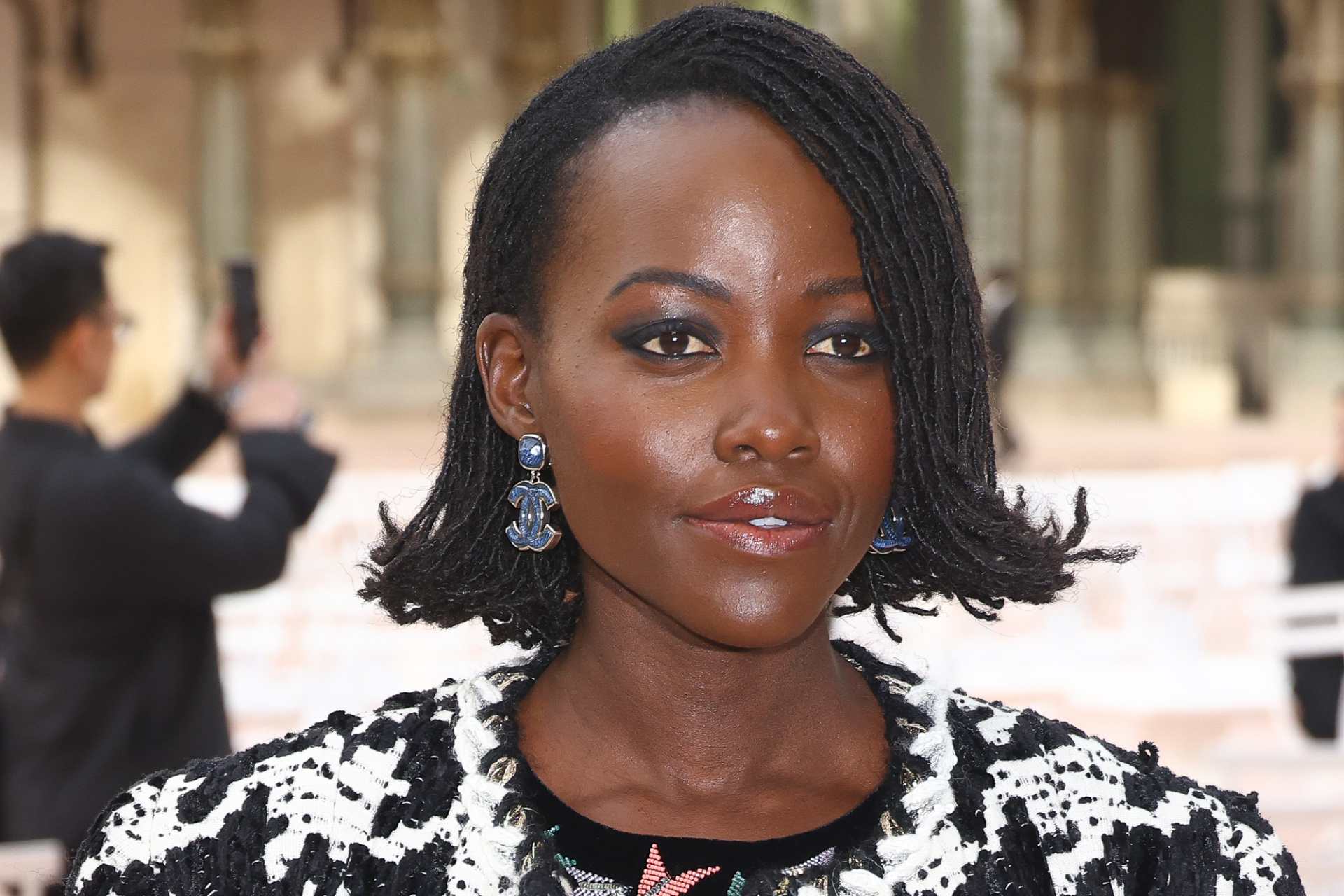 15 penteados lindos para fazer em cabelos crespos