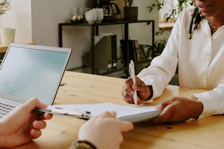 I'm a salary negotiator. Here are 6 things I'd never do — and one tip I ...