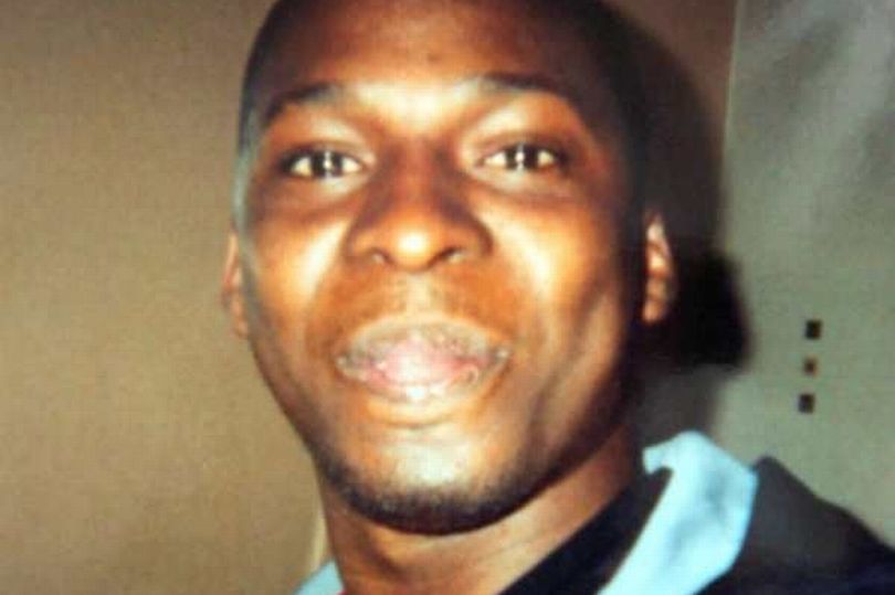 Prisoner held hand of Gooch gang boss Lee Amos as he clutched chest in ...