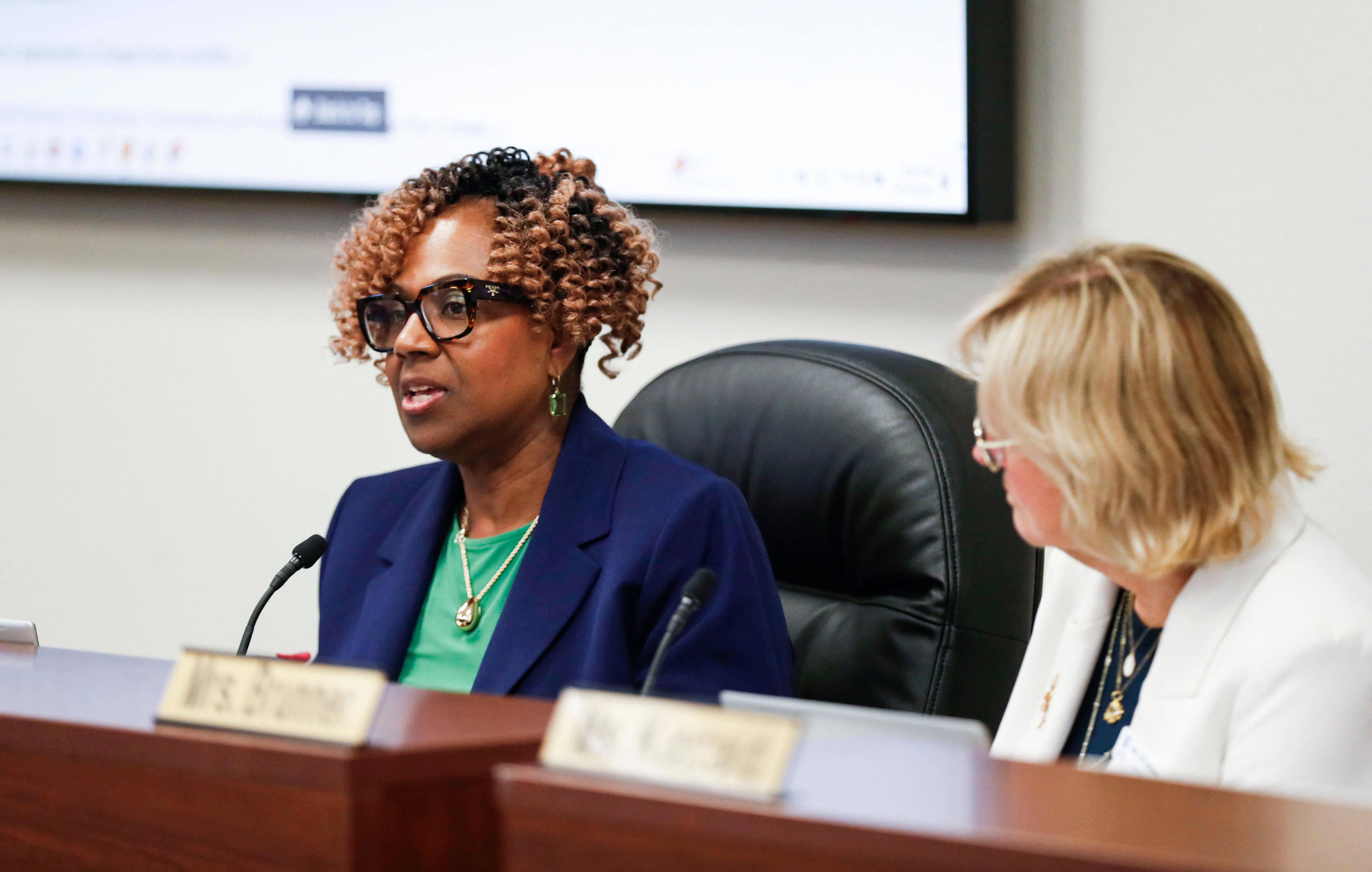 Springfield school board unanimously extends superintendent's contract