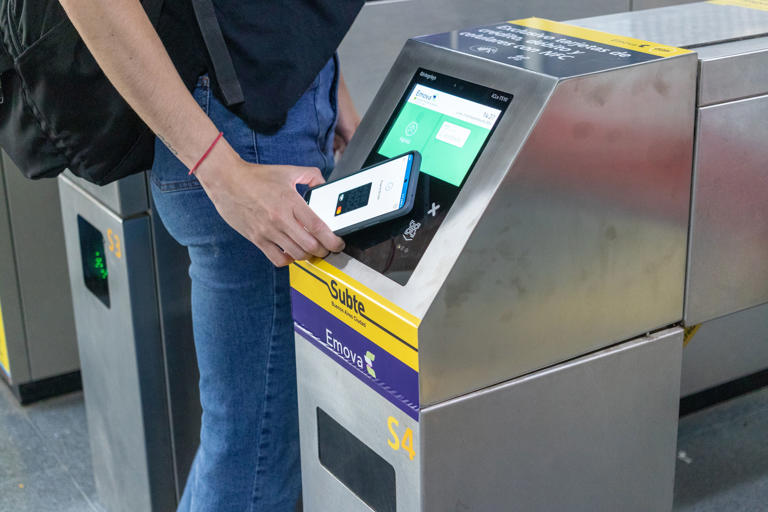 Cómo pagar con contactless y QR de MODO o Mercado Pago en los molinetes ...