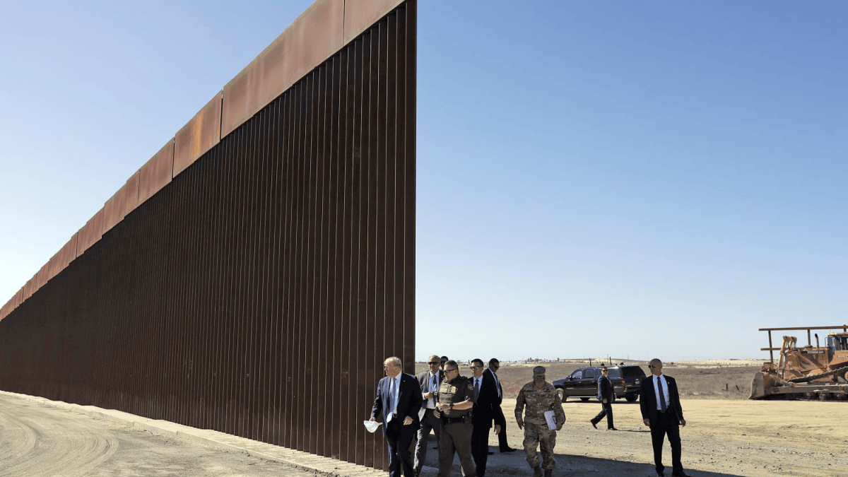 EE.UU. pinta de negro el muro fronterizo para disuadir inmigración