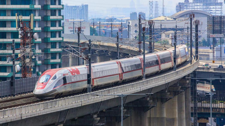 Whoosh Kembali Beroperasi Normal Kamis Pagi Usai Dihentikan Sementara Akibat Gempa Bekasi