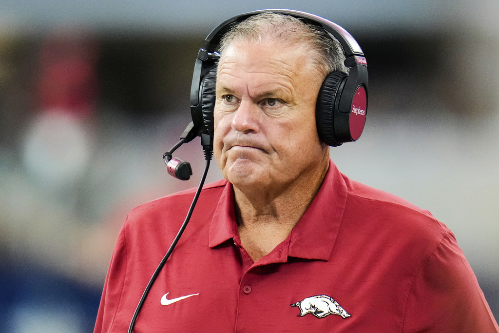 Arkansas football to allow field rushing, but only after 3-minute delay ...