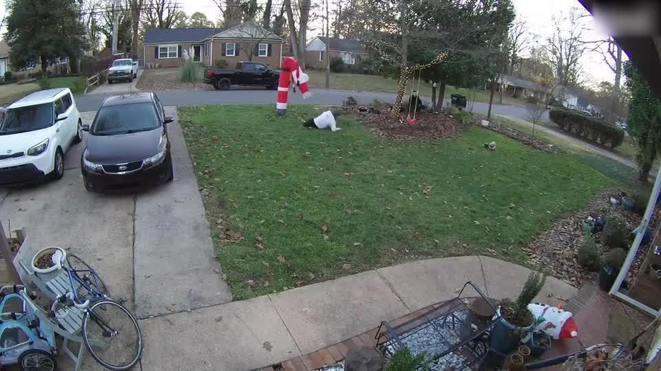 Man Entertains Kid By Pretending To Get Beaten Up By Inflatable Balloon