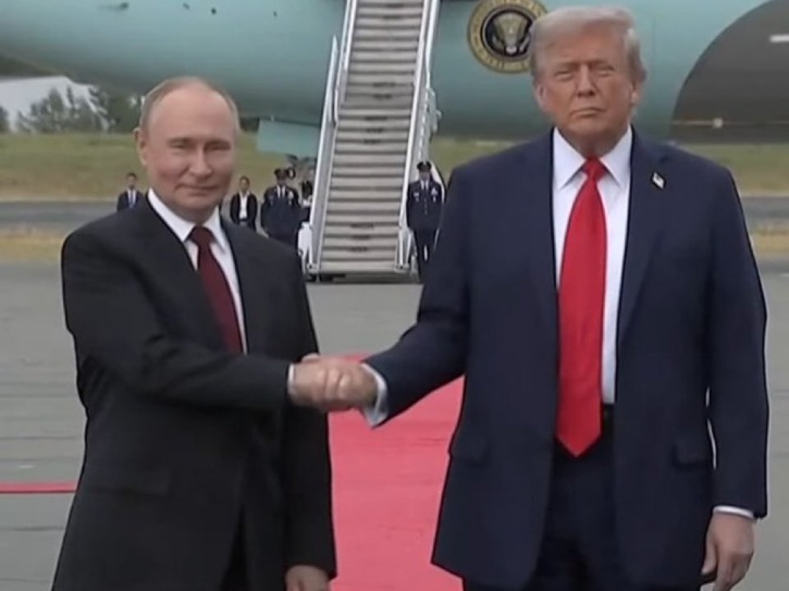 Vladimir Putin’s ‘Sinister’ walk during Donald Trump meeting: Body ...