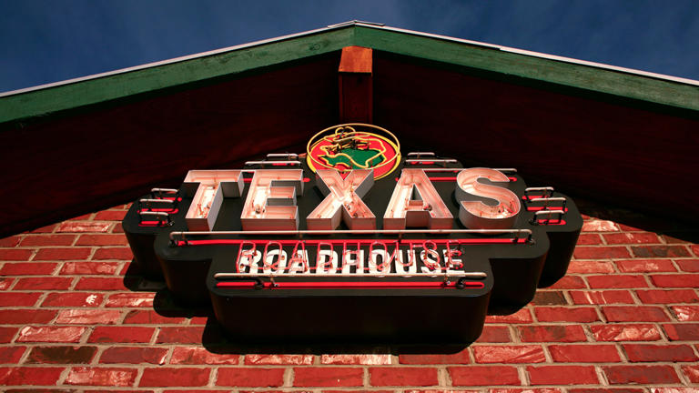 Mass. man charged with threatening Texas Roadhouse staff with gun ...