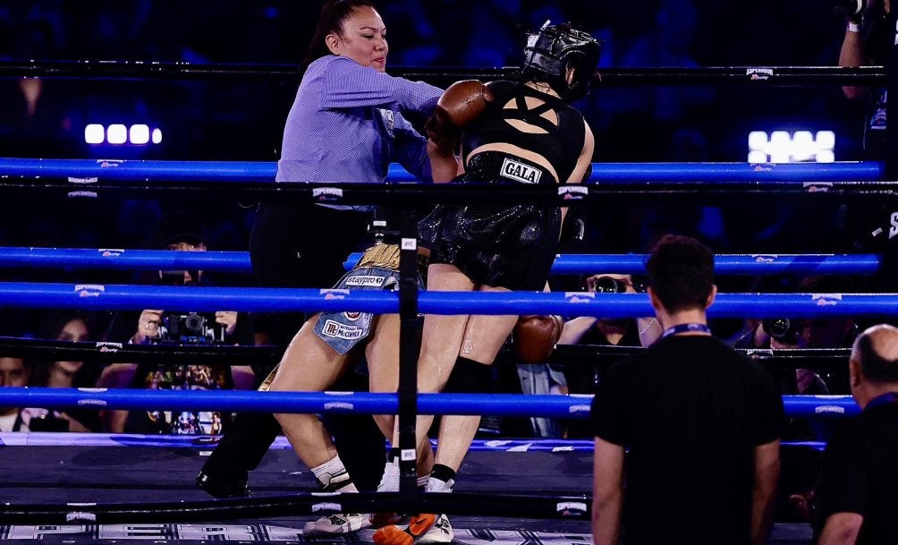 Alana Flores recibe cinturón del CMB tras triunfar en Supernova Strikers