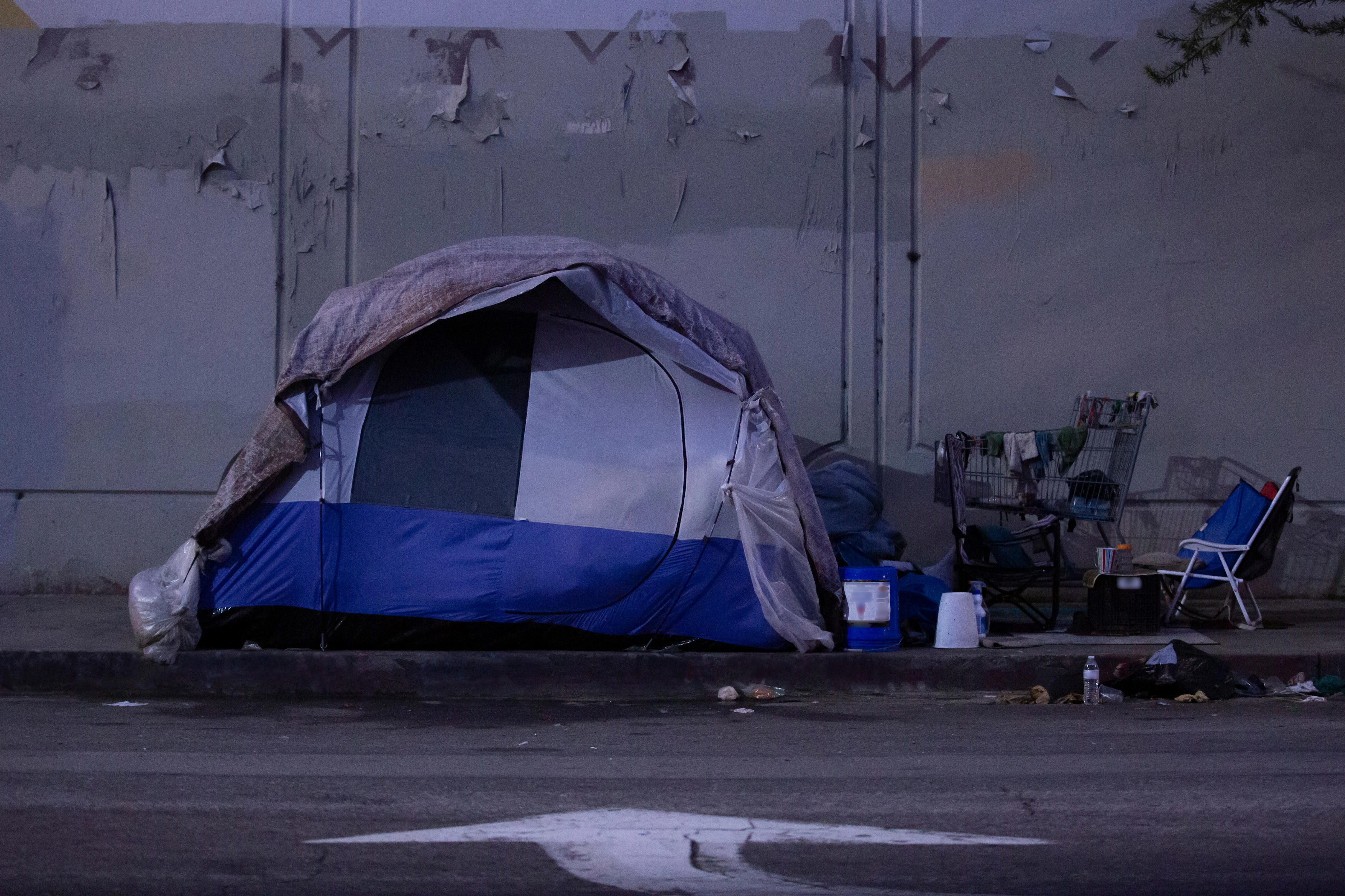 Santa Ana approves agreement to clean up homeless encampments near ...