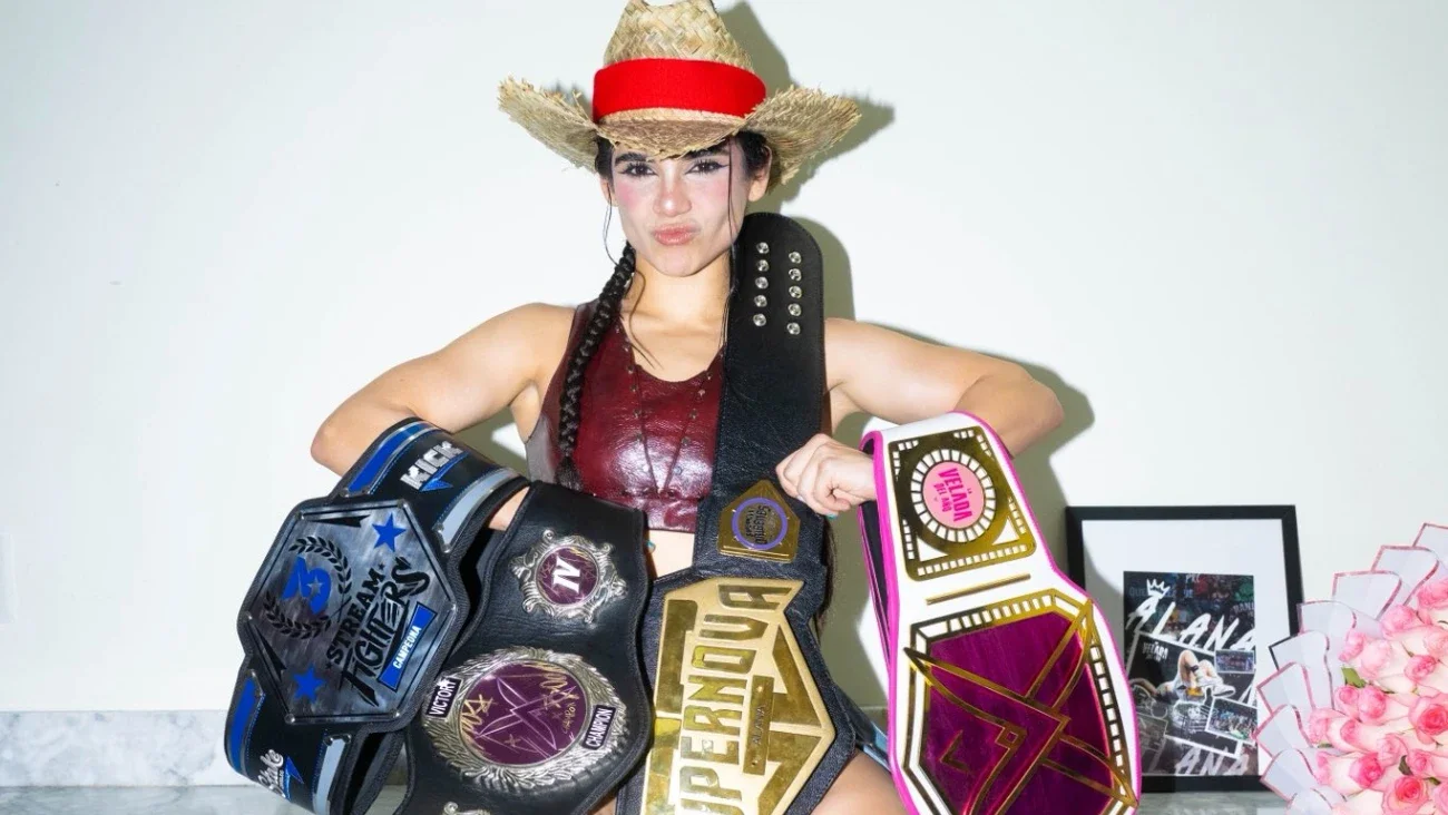 Alana Flores recibe cinturón del CMB tras triunfar en Supernova Strikers
