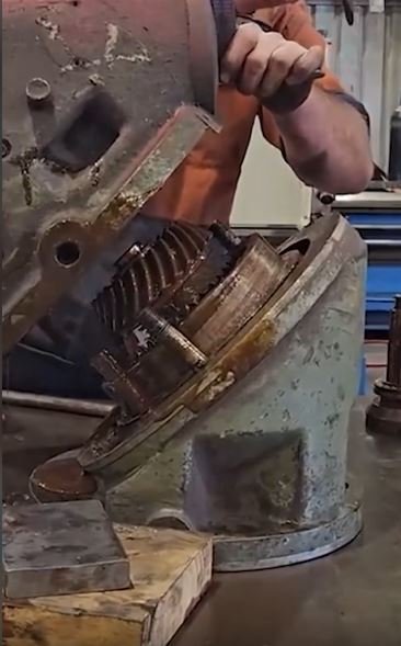 Rebuilding a Universal Head for the Zayer Milling Machine!