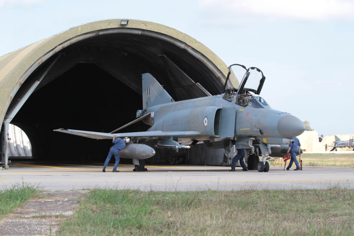 Phantom F-4: Ο θρυλικός μαχητής της ΠΑ προετοιμάζεται για νέες αποστολές
