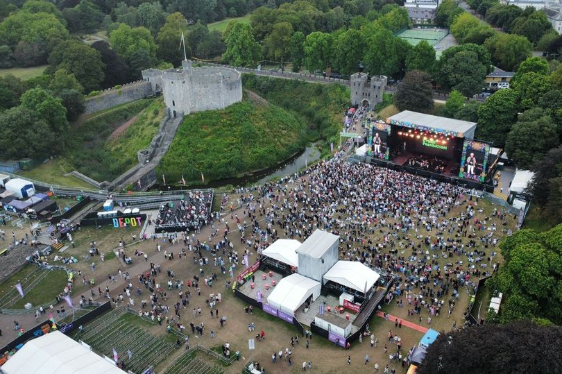 Tom Jones fans face queues to get in with less than an hour to singer's ...
