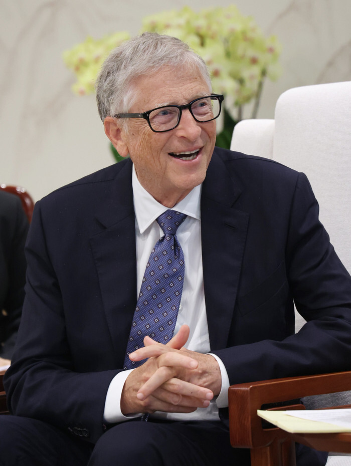 Lee meets with Microsoft co-founder Bill Gates