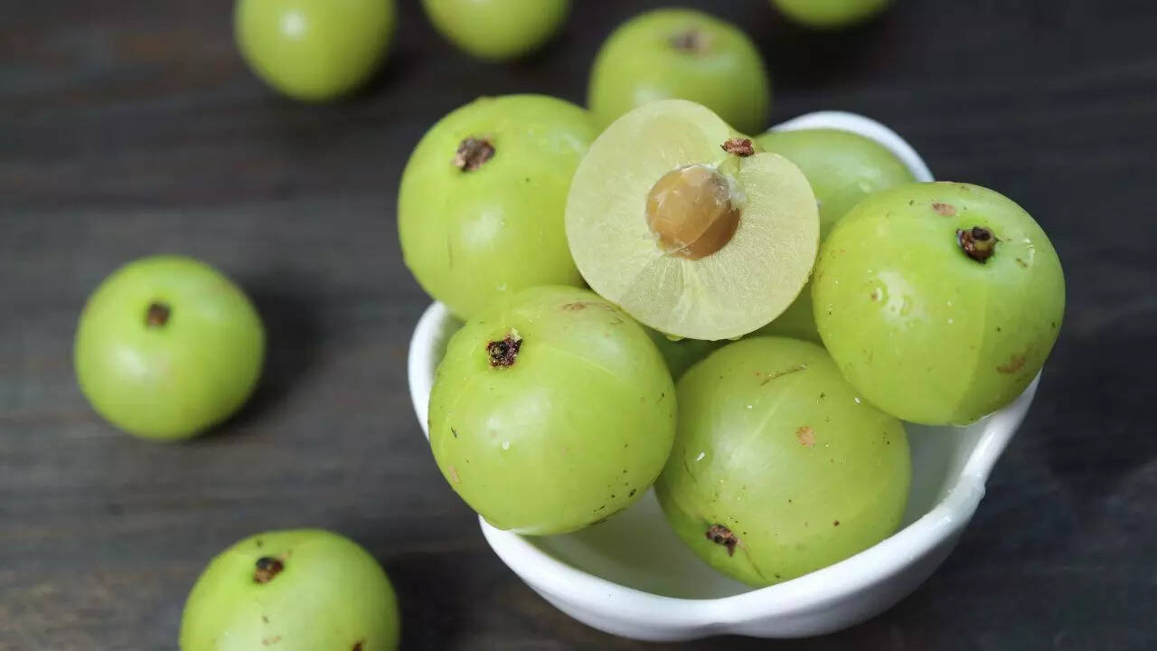Who should avoid eating amla? 6 types of people who may experience side ...