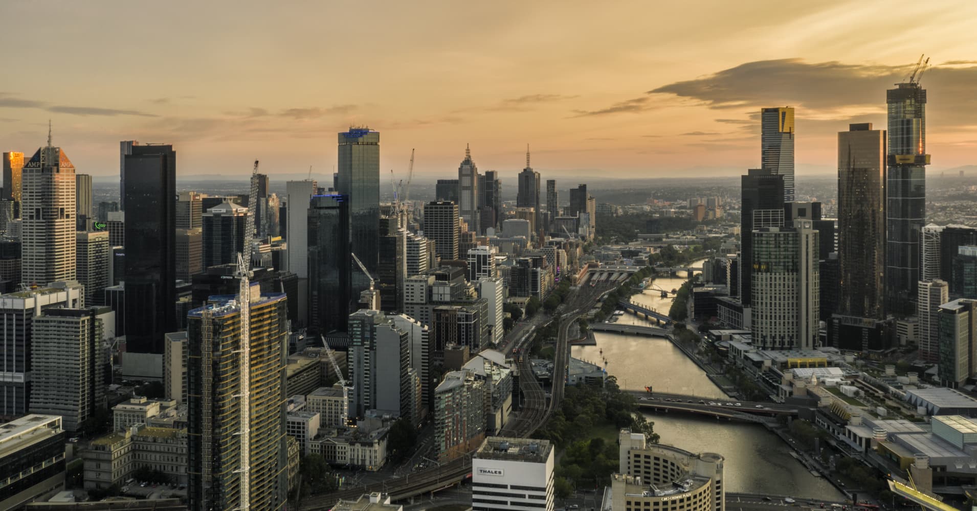 Australia stocks rise over 1%, crossing 9,000 threshold for the first time