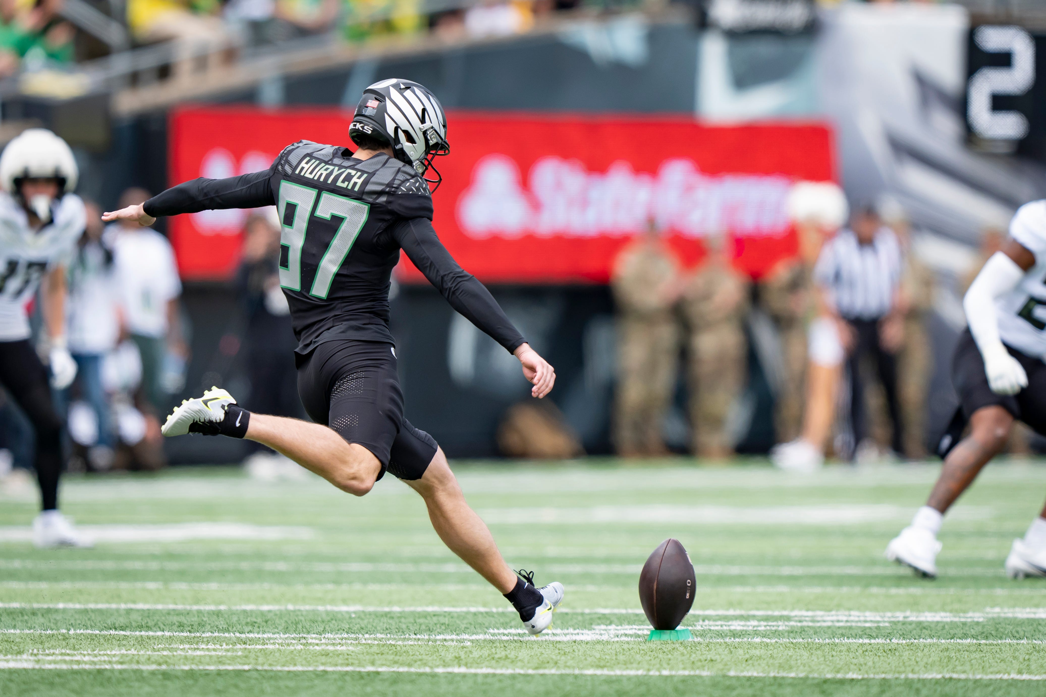 Are Oregon football's incumbent starters at punter and kicker in danger ...