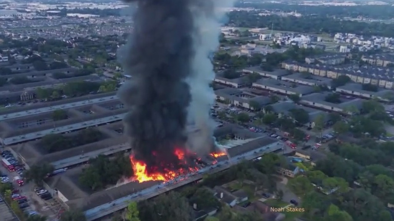 Northwest Houston apartment fire leaves 300+ displaced