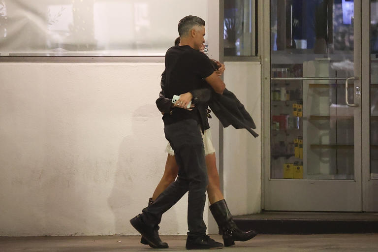 Jessica Alba’s estranged husband, Cash Warren, kisses much-younger ...