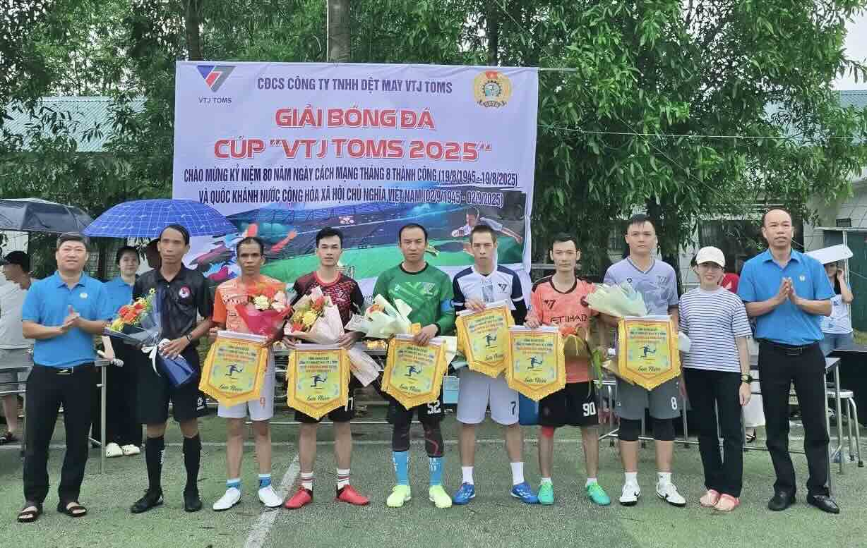 Đông đảo đoàn viên tham gia giải bóng đá nam cúp VTJ Toms 2025