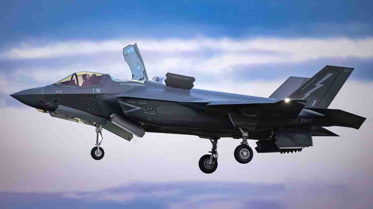 The United Kingdom receives its 40th F-35B fighter jet and plans to ...