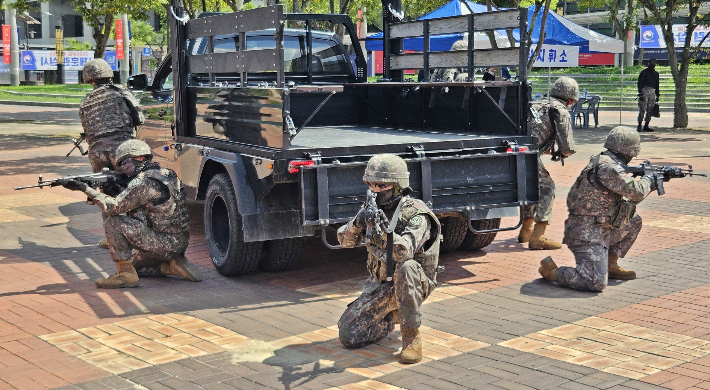 육군 50사단, APEC 앞두고 KTX 경주역서 대테러 훈련