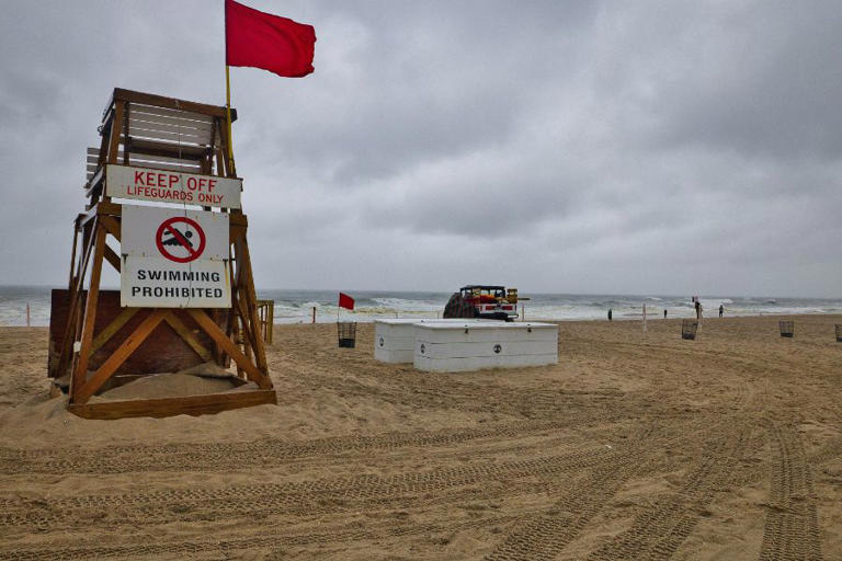 Hurricane Erin’s fury hits Long Island, lashes South Shore with surging ...